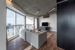 Dúplex Deluxe | Sala de estar | Smart TV de 42 polegadas com canais por cabo, televisor 