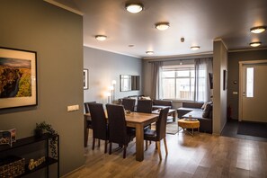 Apartamento Deluxe, 2 quartos, terraço, vista para o oceano | Sala de estar | Televisor de ecrã plano de 32 polegadas com canais digitais, televisor