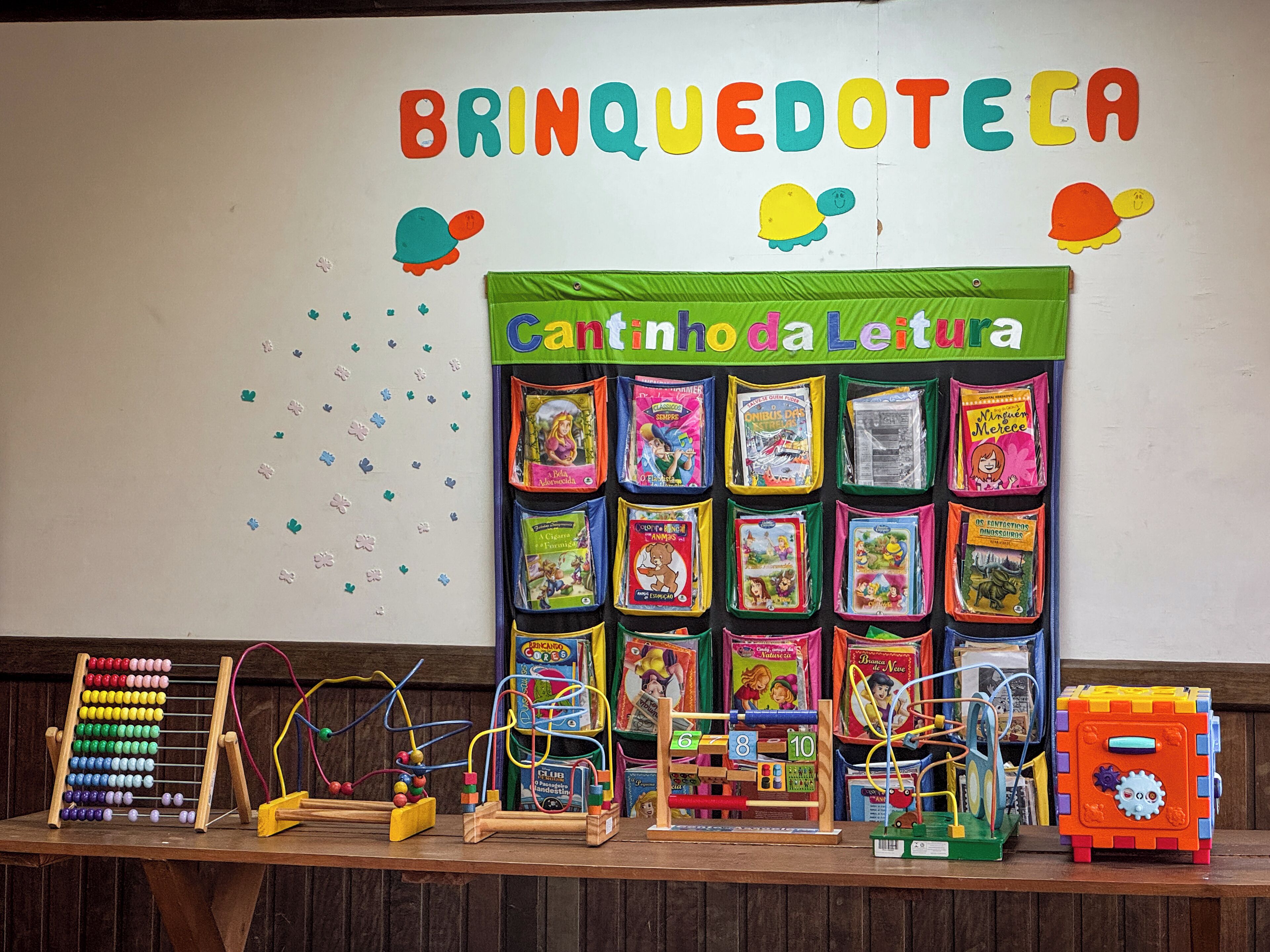 Uma sala de aula com materiais educativos e brinquedos.