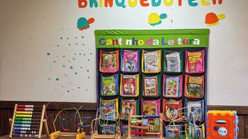 Uma sala de aula com materiais educativos e brinquedos.