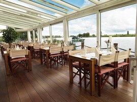 2 restaurantes, café da manhã, culinária internacional