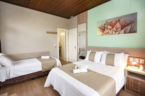 Quarto Triplo Deluxe | Minibar, secretária, cortinas/cortinados opacos, quartos insonorizados