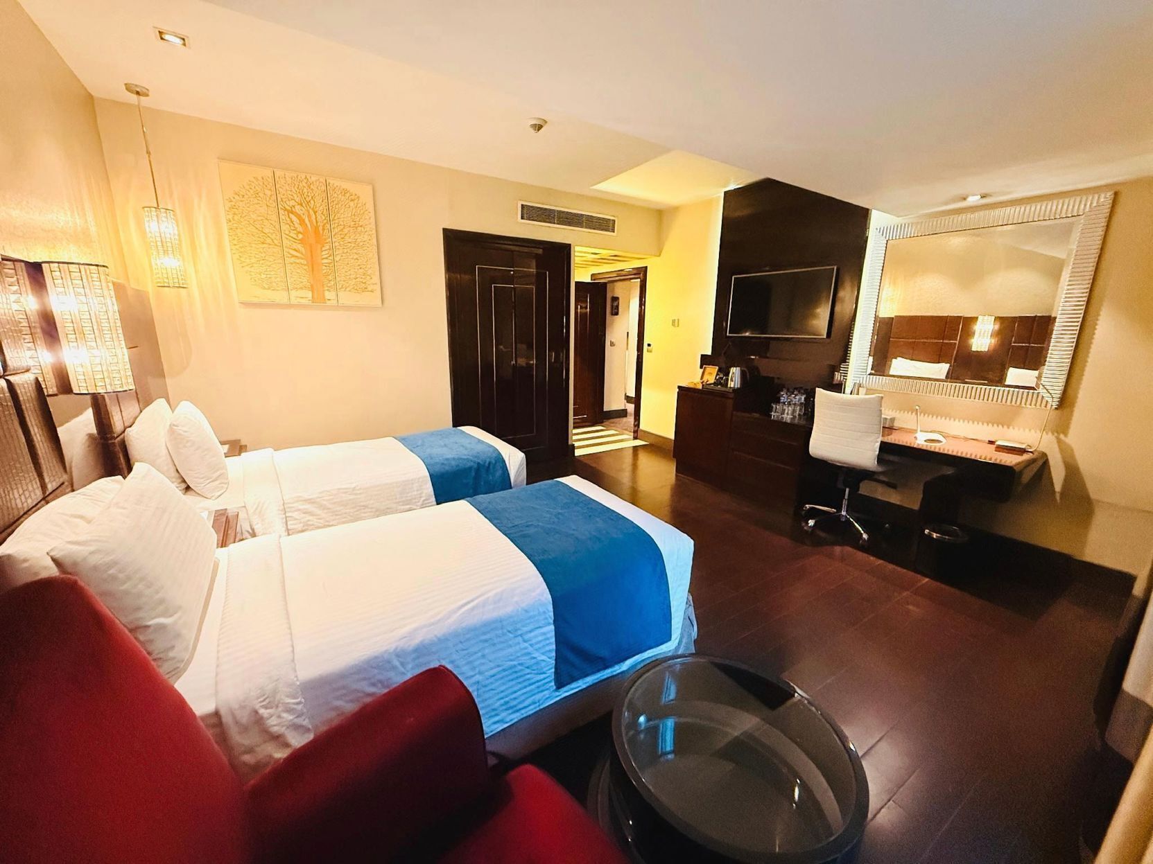 Roupa de alta qualidade, minibar, cofre no quarto 