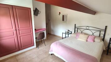 Quarto com cama, escrivaninha, cadeira e guarda-roupa.