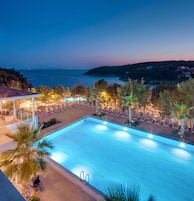 Piscina interna, 2 piscinas externas, guarda-sóis, espreguiçadeiras
