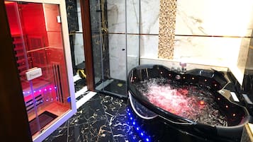 Quarto Duplo Exclusivo, 1 quarto, banheira de hidromassagem grande | Casa de banho | Artigos de higiene pessoal grátis, um secador de cabelo