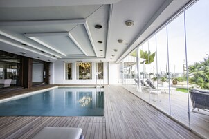 Piscina interior, da(s) 8:00 à(s) 20:00, guarda-sóis, espreguiçadeiras 