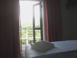 Quarto econômico, 1 cama Queen, banheiro compartilhado, vista para a montanha | 1 quarto, ferros/tábuas de passar roupa, Wi-Fi de cortesia