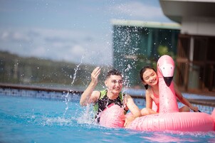 Piscina com água salpicando.