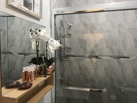 Suíte estúdio luxo, 1 cama King, geladeira e micro-ondas, vista para a montanha | Chuveiro