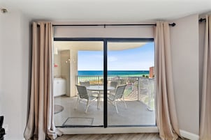 Apartamento em Condomínio Fechado, 2 quartos, vista para a praia (513) | Varanda