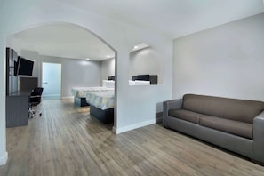 Quarto luxo, 2 camas Queen, para não fumantes, geladeira e micro-ondas | Escrivaninha, ferros/tábuas de passar roupa