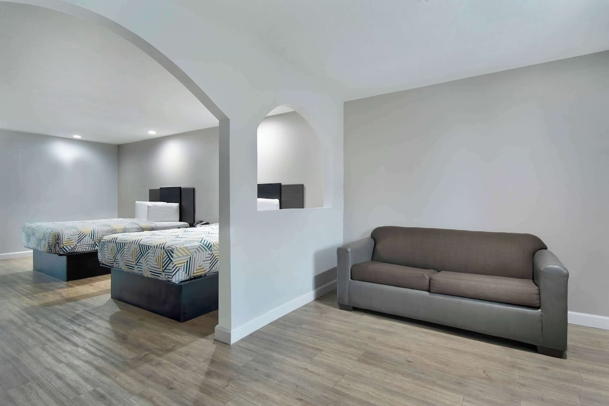 Quarto luxo, 2 camas Queen, para não fumantes, geladeira e micro-ondas | Escrivaninha, ferros/tábuas de passar roupa