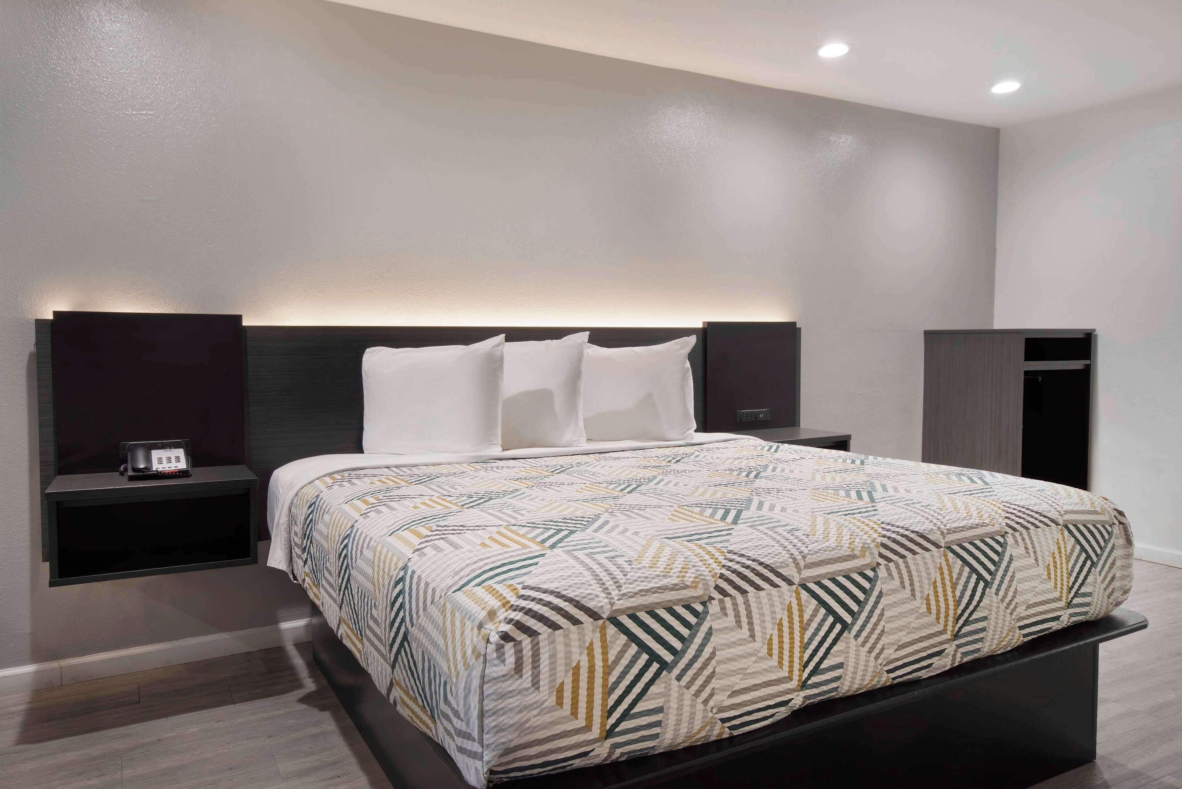 Escrivaninha, ferros/tábuas de passar roupa