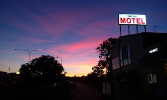Placa de motel com a indicação 'Vagas'.