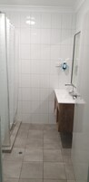 Chuveiro, produtos de toalete grátis, secador de cabelo 