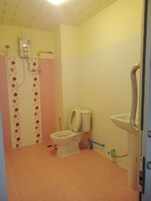 Um polibã, artigos de higiene pessoal grátis, toalhas fornecidas, sabão 