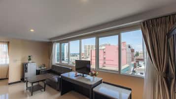 Quadruple Room | Sala de estar | Televisor de ecrã plano de 32 polegadas com canais por cabo, televisor