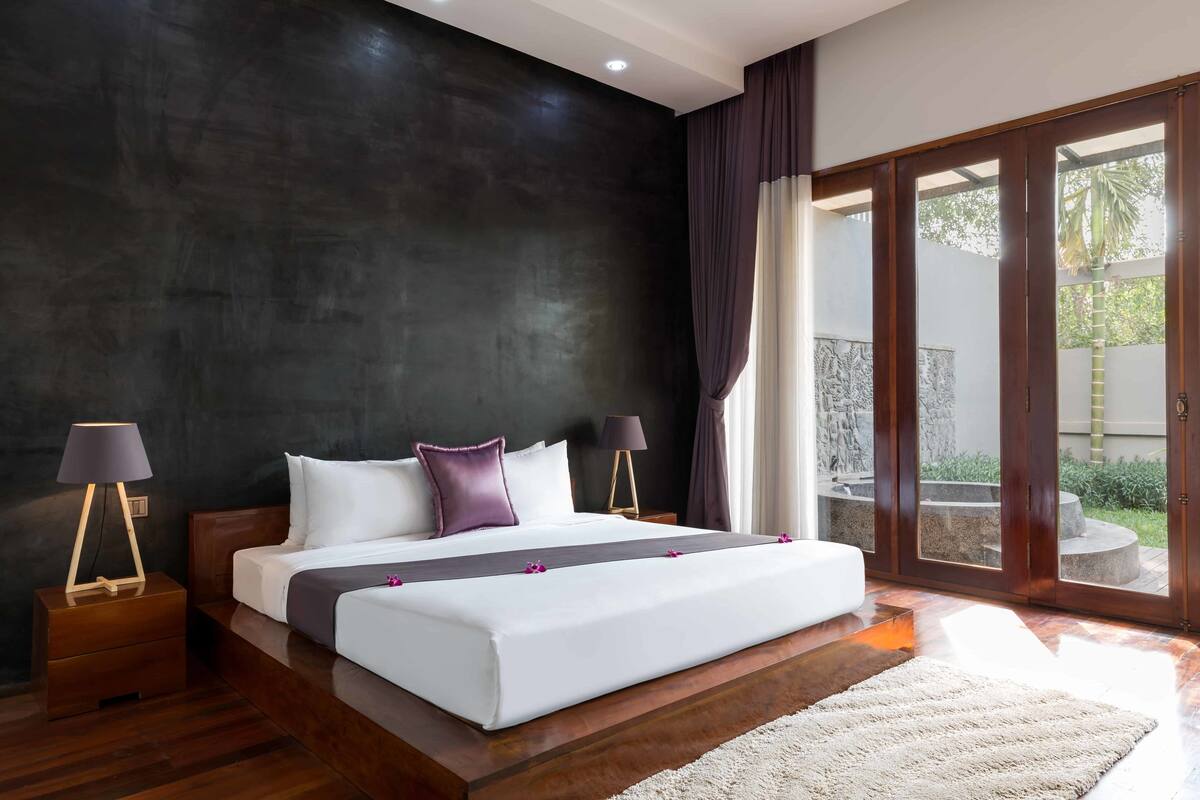 Deluxe Double Suite with Private Garden - Unlimited Free Airport & Downtown Transfer | Roupas de cama premium, camas com colchões pillow-top, frigobar