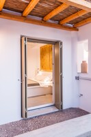 Deluxe Suite | Cofre no quarto, com decoração personalizada, secretária 