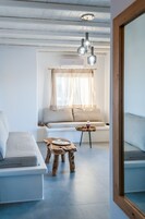 Master Suite with Sea View | Sala de estar | Televisor LCD de 32 polegadas com canais via satélite, televisor 