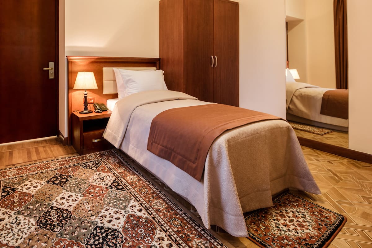 Quarto solteiro standard | Frigobar, cofres nos quartos, ferros/tábuas de passar roupa