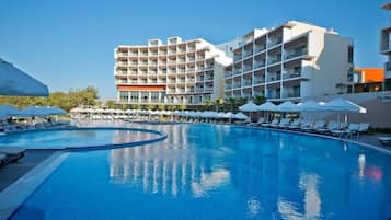 Piscina interna, piscina externa sazonal, guarda-sóis, espreguiçadeiras