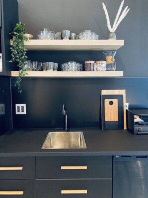 Geladeira, micro-ondas, cooktop, cafeteira/chaleira