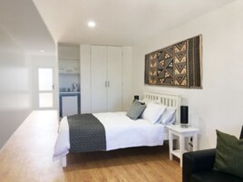 Quarto casal luxo | Cofres nos quartos, escrivaninha, cortinas blackout