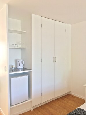 Quarto casal luxo | Cofres nos quartos, escrivaninha, cortinas blackout