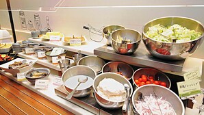 Um buffet com diversos pratos e utensílios.