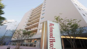 Placa de hotel com o nome 'Richmond Hotel'.