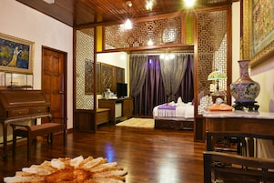 The Grand Boulevard Suite | Roupa de alta qualidade, camas de colchão pillowtop, minibar