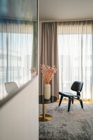 Quarto Duplo (Large) | Roupa de alta qualidade, cofre no quarto, com decoração personalizada 