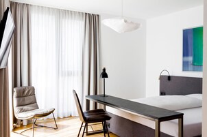 Quarto Duplo (Standard) | Roupa de alta qualidade, cofre no quarto, secretária 