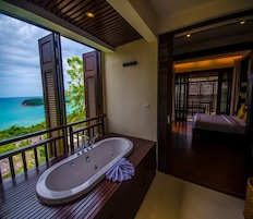 2 Bedroom Pool Villa Ocean View | Casa de banho | Um polibã e uma banheira separados, um chuveiro fixo 