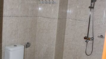 Quarto Individual | Casa de banho | Um polibã, artigos de higiene pessoal grátis, toalhas fornecidas