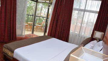 Apartamento executivo, 2 quartos | 1 quarto, roupas de cama premium, cofres nos quartos