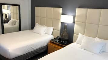 Quarto standard, 2 camas Queen (Two Queen Beds) | 2 quartos, roupas de cama premium, cofres nos quartos