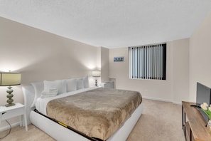 Apartamento clássico, 2 quartos, cozinha, vista para a cidade | 2 quartos, roupas de cama premium, escrivaninha