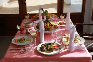 Pequenos-almoços, almoços e jantares servidos