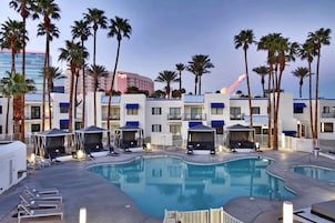 Piscina externa sazonal, funciona das 9h às 21h, guarda-sóis