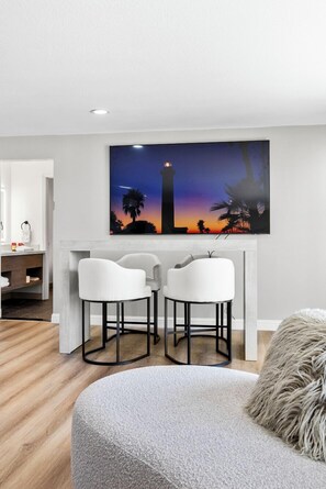 Quarto executivo | Área de estar | TV de tela plana 50 polegadas com canais de TV premium, TV