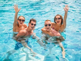 Piscina externa sazonal, funciona das 9h às 21h, guarda-sóis