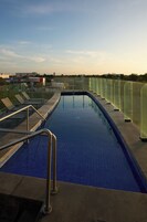 Piscina exterior, espreguiçadeiras