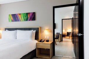 Roupa de alta qualidade, minibar, cofre no quarto, secretária 
