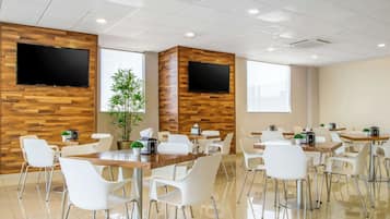 Café da manhã completo grátis todos os dias