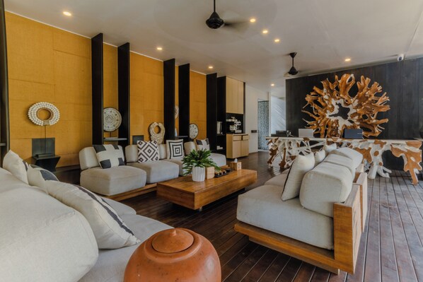 Uma sala de estar moderna com um conjunto de sofá, uma mesa de centro e objetos decorativos.