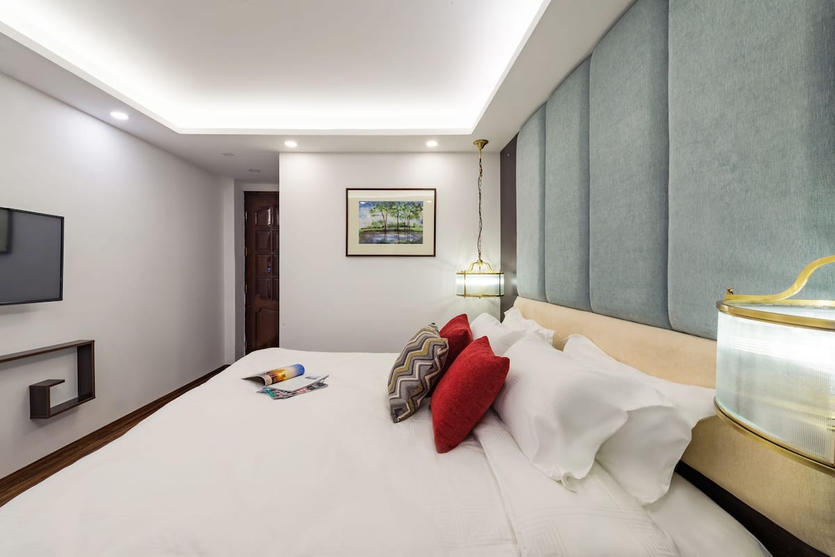 Minibar, cofre no quarto, secretária, cortinas/cortinados opacos