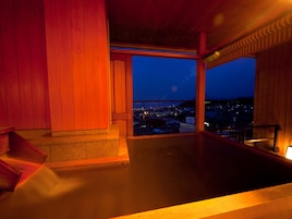 Quarto Tradicional (JapaneseStyle Room with Open-Air Bath) | Casa de banho | Um polibã e uma banheira separados, uma banheira de imersão total
